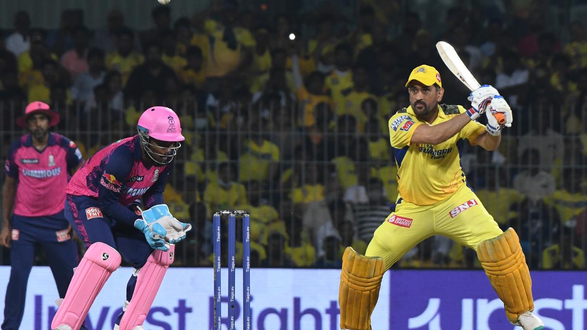 MS Dhoni is nursing a knee injury, says CSK coach Stephen Fleming - Sportstar
